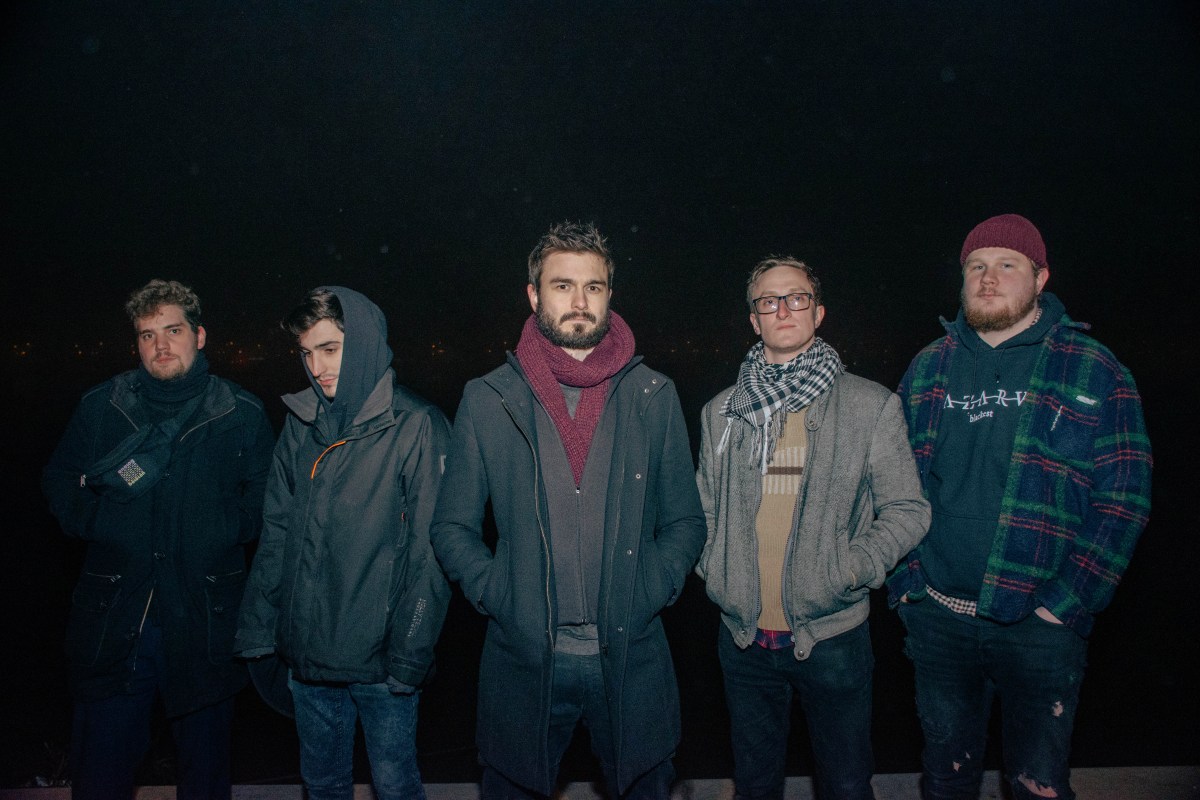 Kézen fogva a lángtengerben – Premieren a Shapeless Faces legújabb ...